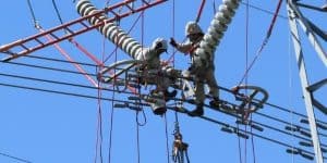 UETDRTO011 Maintain energised transmission lines using live work ...